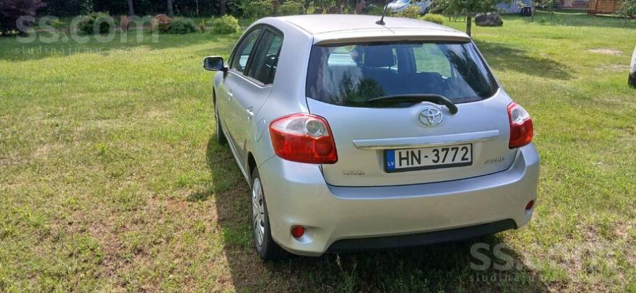Grey Toyota Auris 2010 in Riga, with an engine capacity of 1.60 L and mileage of 179 thousand km for 3500 €, photo 3 on AUTOMOTO.COM.LV