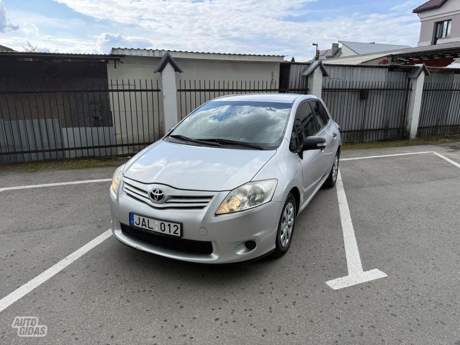 Grey Toyota Auris 2010 in Panevezys, with an engine capacity of 1.40 L and mileage of 262 thousand km for 2200 €, photo 1 on AUTOMOTO.COM.LV