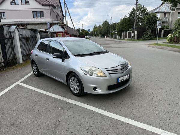 Grey Toyota Auris 2010 in Panevezys, with an engine capacity of 1.40 L and mileage of 262 thousand km for 2200 €, photo 2 on AUTOMOTO.COM.LV