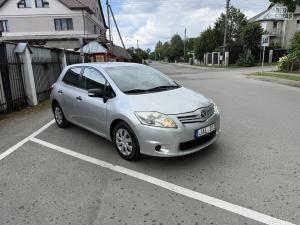 Grey Toyota Auris 2010 in Panevezys, with an engine capacity of 1.40 L and mileage of 262 thousand km for 2200 €, photo 3 on AUTOMOTO.COM.LV