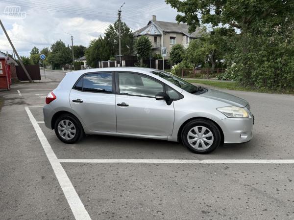 Grey Toyota Auris 2010 in Panevezys, with an engine capacity of 1.40 L and mileage of 262 thousand km for 2200 €, photo 3 on AUTOMOTO.COM.LV