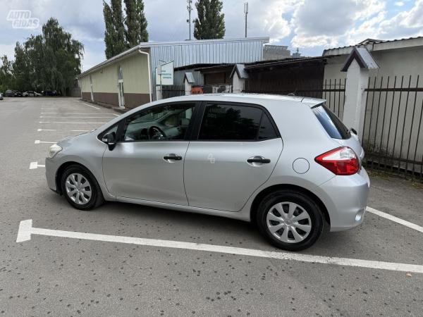 Grey Toyota Auris 2010 in Panevezys, with an engine capacity of 1.40 L and mileage of 262 thousand km for 2200 €, photo 5 on AUTOMOTO.COM.LV