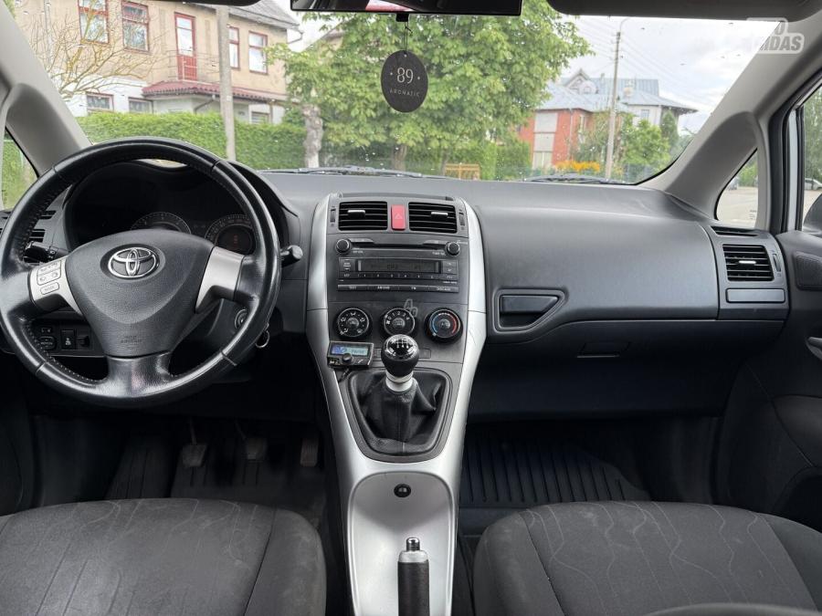 Grey Toyota Auris 2010 in Panevezys, with an engine capacity of 1.40 L and mileage of 262 thousand km for 2200 €, photo 7 on AUTOMOTO.COM.LV