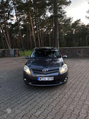 Grey Toyota Auris 2010 in Klaipeda, with an engine capacity of 1.60 L and mileage of 304 thousand km for 5250 €, photo  on AUTOMOTO.COM.LV