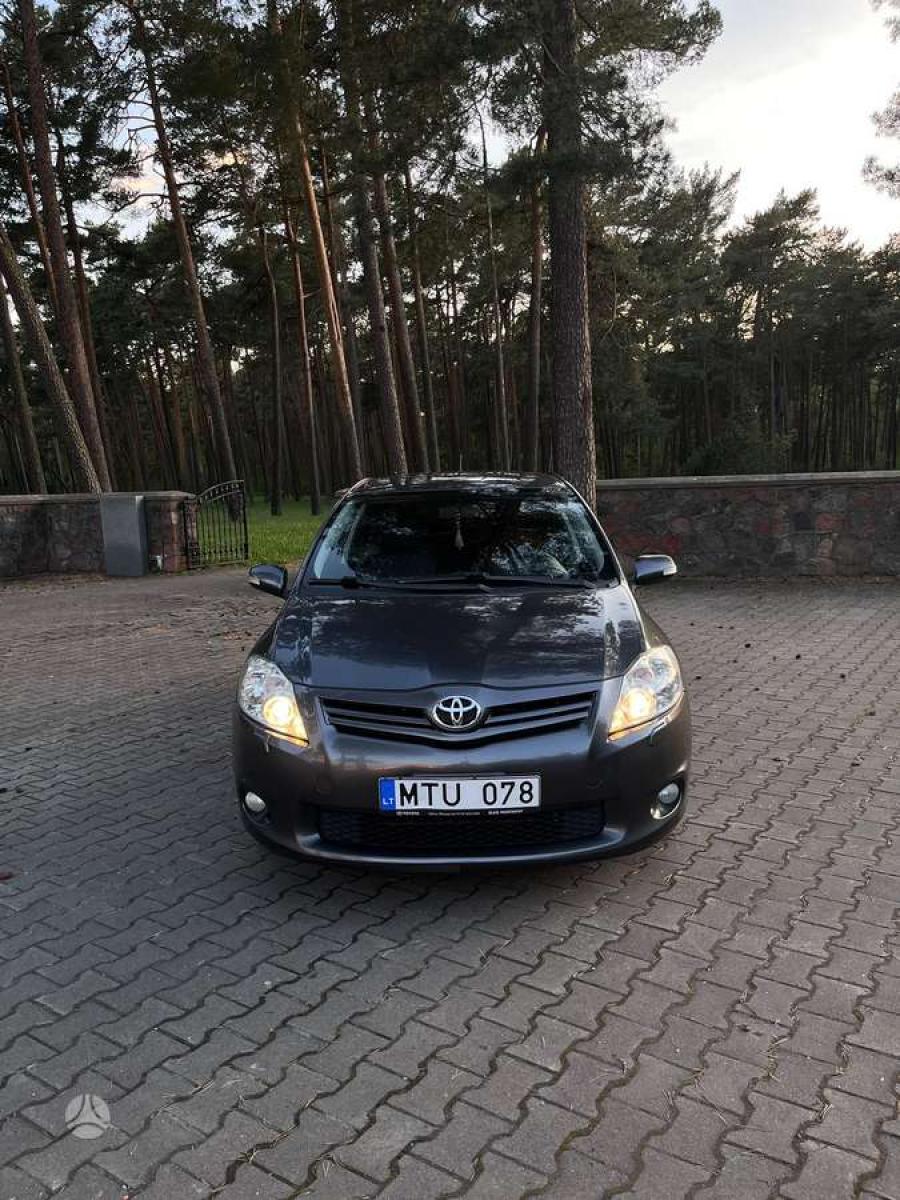 Grey Toyota Auris 2010 in Klaipeda, with an engine capacity of 1.60 L and mileage of 304 thousand km for 5250 €, photo 1 on AUTOMOTO.COM.LV