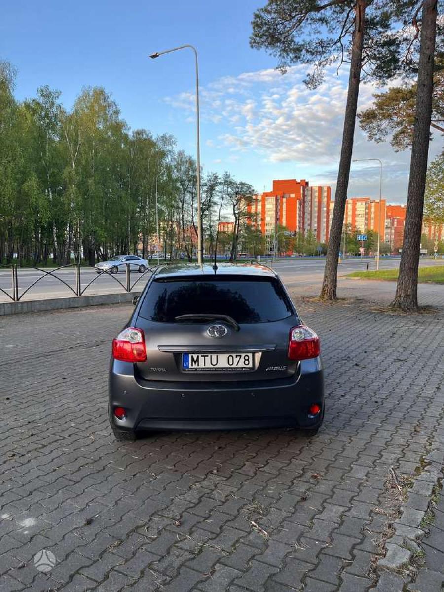 Grey Toyota Auris 2010 in Klaipeda, with an engine capacity of 1.60 L and mileage of 304 thousand km for 5250 €, photo 6 on AUTOMOTO.COM.LV