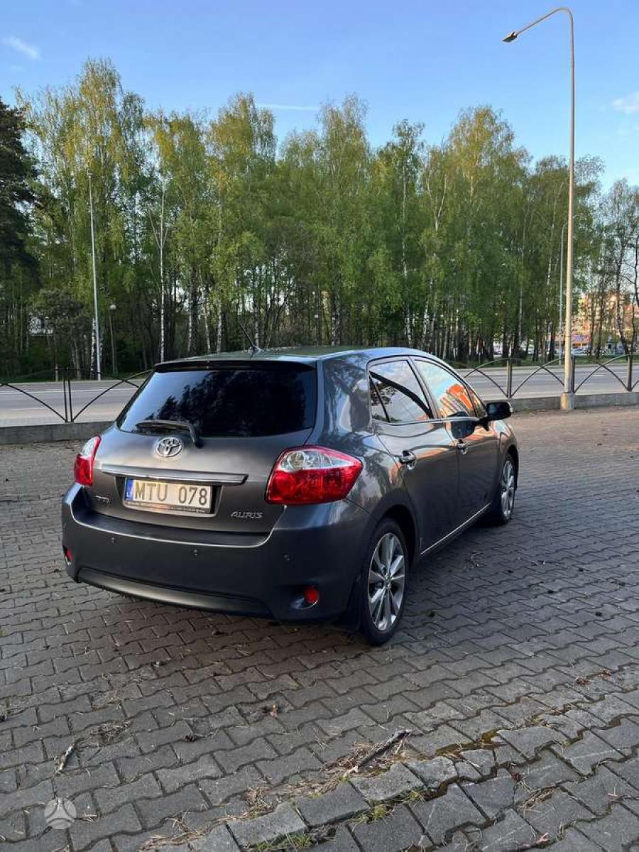 Grey Toyota Auris 2010 in Klaipeda, with an engine capacity of 1.60 L and mileage of 304 thousand km for 5250 €, photo 7 on AUTOMOTO.COM.LV