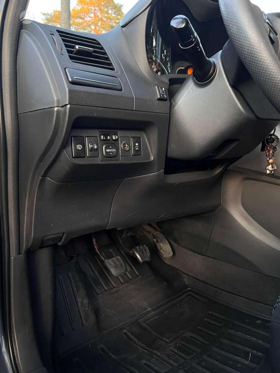 Grey Toyota Auris 2010 in Klaipeda, with an engine capacity of 1.60 L and mileage of 304 thousand km for 5250 €, photo 16 on AUTOMOTO.COM.LV