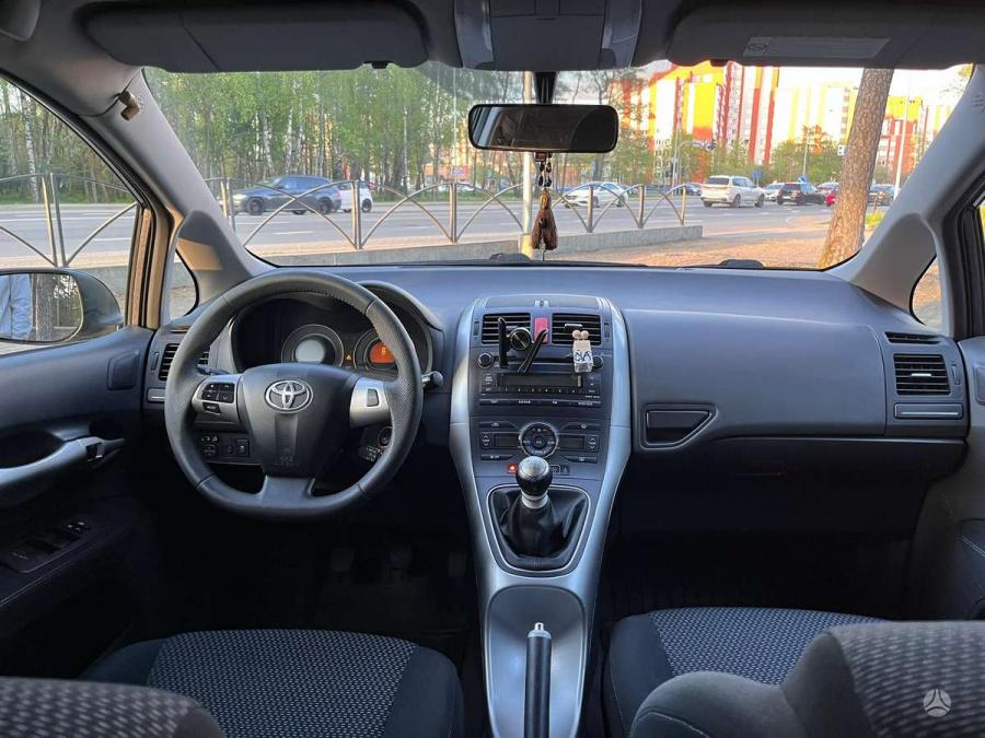 Grey Toyota Auris 2010 in Klaipeda, with an engine capacity of 1.60 L and mileage of 304 thousand km for 5250 €, photo 24 on AUTOMOTO.COM.LV