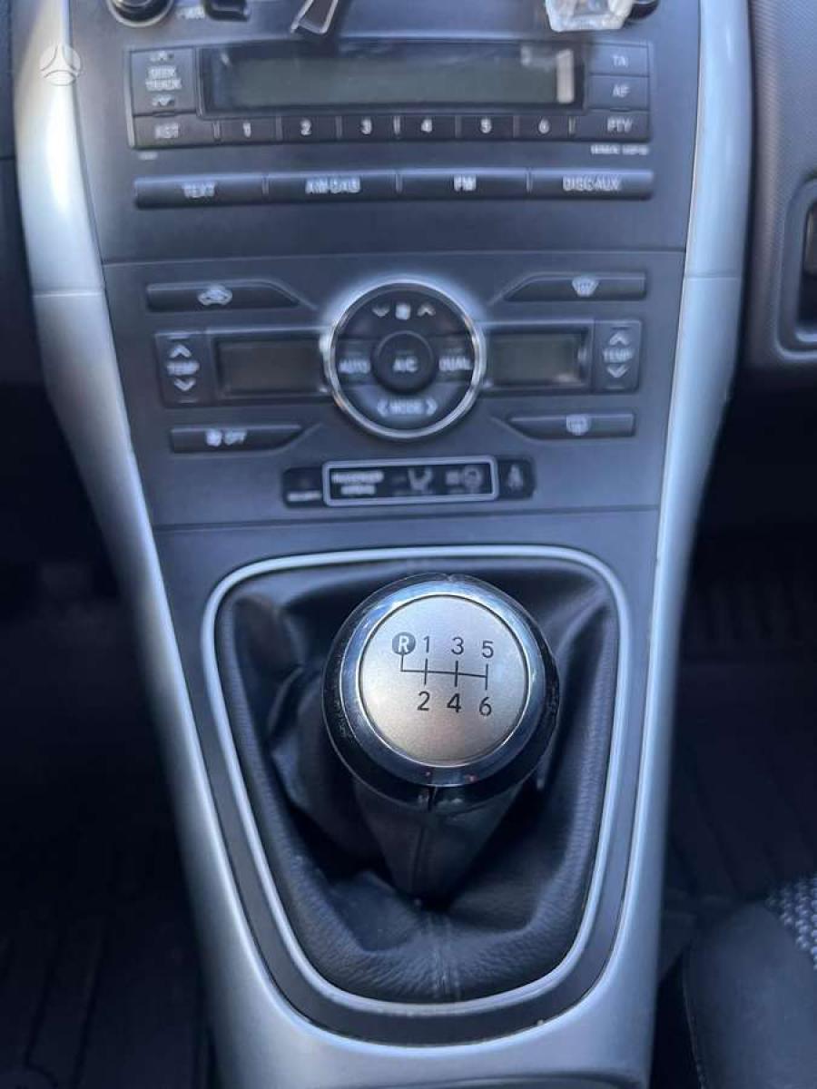 Grey Toyota Auris 2010 in Klaipeda, with an engine capacity of 1.60 L and mileage of 304 thousand km for 5250 €, photo 26 on AUTOMOTO.COM.LV