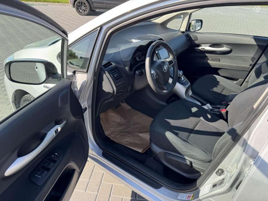 Grey Toyota Auris 2010 in Telschi, with an engine capacity of 1.80 L and mileage of 263 thousand km for 5800 €, photo 16 on AUTOMOTO.COM.LV