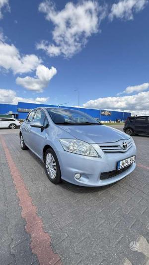 Pelēks Toyota Auris 2010 Viļņa, ar dzinēja tilpumu 1.33 L un nobraukumu 155 tūkst. km par 3499 €, foto  vietnē AUTOMOTO.COM.LV