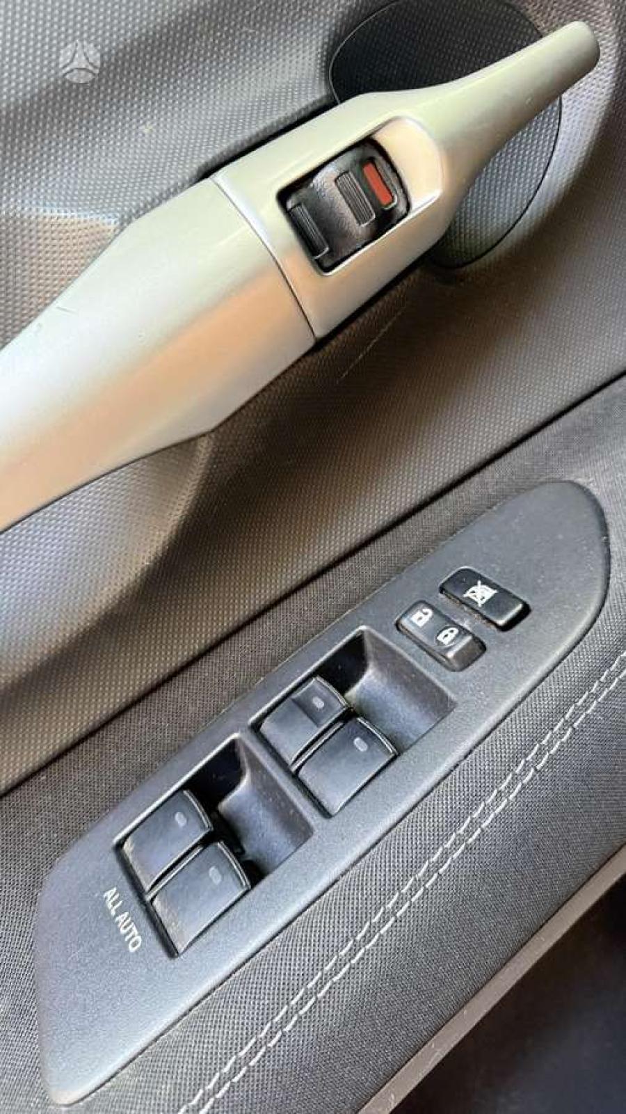 Pelēks Toyota Auris 2010 Viļņa, ar dzinēja tilpumu 1.33 L un nobraukumu 155 tūkst. km par 3499 €, foto 12 vietnē AUTOMOTO.COM.LV