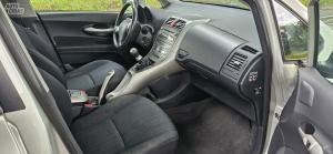 Grey Toyota Auris 2010 in Telschi, with an engine capacity of 1.40 L and mileage of 267 thousand km for 1490 €, photo 6 on AUTOMOTO.COM.LV