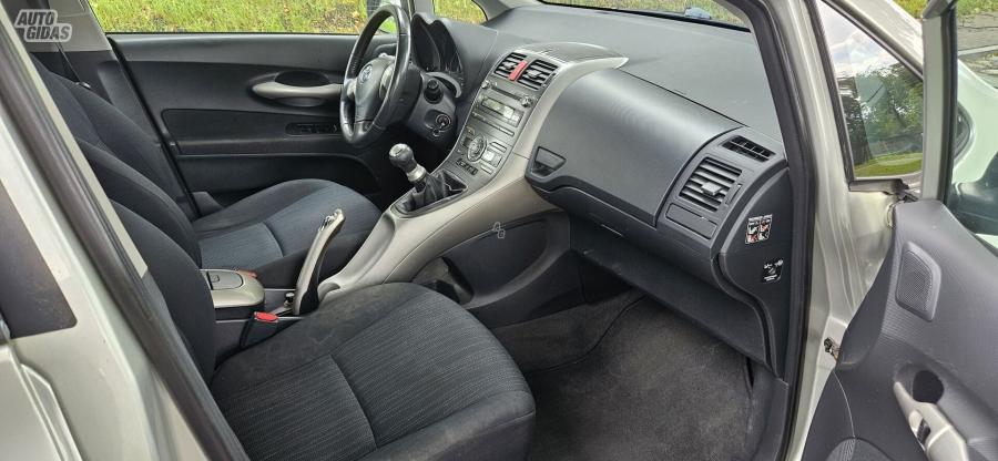 Grey Toyota Auris 2010 in Telschi, with an engine capacity of 1.40 L and mileage of 267 thousand km for 1490 €, photo 6 on AUTOMOTO.COM.LV