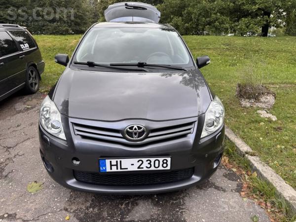 Toyota Auris 2010 Rīga vietnē Pelēks Toyota Auris 2010 Rīga, ar dzinēja tilpumu 1.40 L un nobraukumu 307 tūkst. km par 2500 €, foto 1 vietnē AUTOMOTO.COM.LV