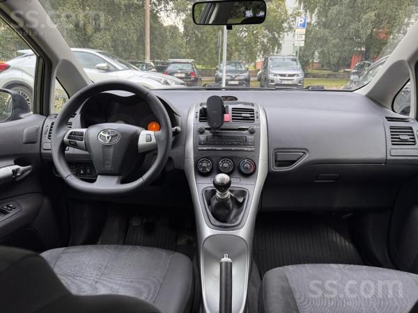Toyota Auris 2010 Rīga vietnē Pelēks Toyota Auris 2010 Rīga, ar dzinēja tilpumu 1.40 L un nobraukumu 307 tūkst. km par 2500 €, foto 10 vietnē AUTOMOTO.COM.LV