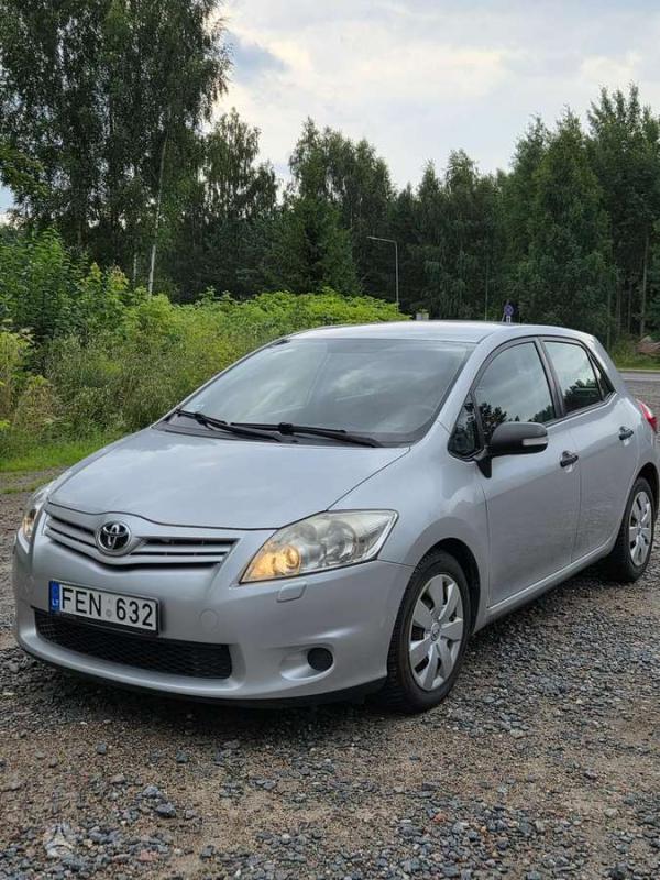 Grey Toyota Auris 2010 in Vilnius, with an engine capacity of 1.36 L and mileage of 207 thousand km for 2000 €, photo 1 on AUTOMOTO.COM.LV
