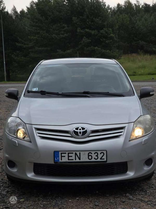 Grey Toyota Auris 2010 in Vilnius, with an engine capacity of 1.36 L and mileage of 207 thousand km for 2000 €, photo 3 on AUTOMOTO.COM.LV