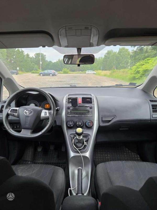 Grey Toyota Auris 2010 in Vilnius, with an engine capacity of 1.36 L and mileage of 207 thousand km for 2000 €, photo 9 on AUTOMOTO.COM.LV
