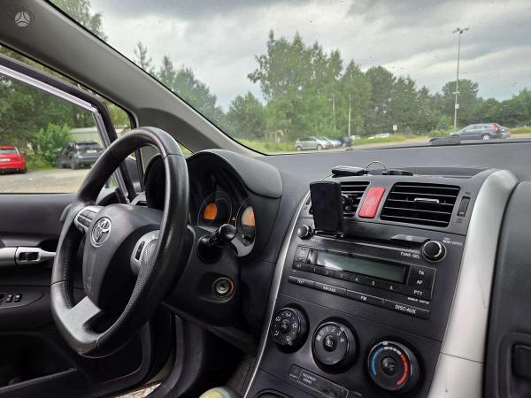 Grey Toyota Auris 2010 in Vilnius, with an engine capacity of 1.36 L and mileage of 207 thousand km for 2000 €, photo 10 on AUTOMOTO.COM.LV