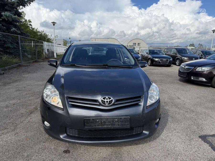 Grey Toyota Auris 2010 in Marijampole, with an engine capacity of 1.33 L and mileage of 222 thousand km for 2650 €, photo 3 on AUTOMOTO.COM.LV