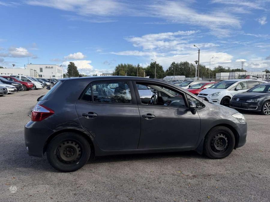 Grey Toyota Auris 2010 in Marijampole, with an engine capacity of 1.33 L and mileage of 222 thousand km for 2650 €, photo 5 on AUTOMOTO.COM.LV