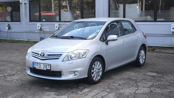 Pelēks Toyota Auris 2010 Viļņa, ar dzinēja tilpumu 1.80 L un nobraukumu 200 tūkst. km par 4300 €, foto 3 vietnē AUTOMOTO.COM.LV