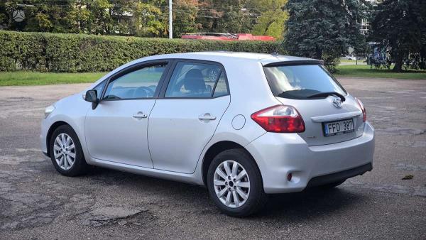 Pelēks Toyota Auris 2010 Viļņa, ar dzinēja tilpumu 1.80 L un nobraukumu 200 tūkst. km par 4300 €, foto 4 vietnē AUTOMOTO.COM.LV