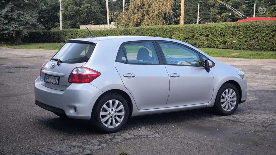 Grey Toyota Auris 2010 in Vilnius, with an engine capacity of 1.80 L and mileage of 200 thousand km for 4300 €, photo 5 on AUTOMOTO.COM.LV