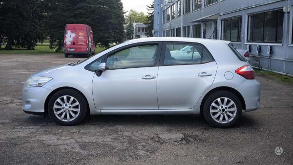 Pelēks Toyota Auris 2010 Viļņa, ar dzinēja tilpumu 1.80 L un nobraukumu 200 tūkst. km par 4300 €, foto 6 vietnē AUTOMOTO.COM.LV
