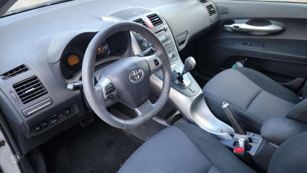 Pelēks Toyota Auris 2010 Viļņa, ar dzinēja tilpumu 1.80 L un nobraukumu 200 tūkst. km par 4300 €, foto 9 vietnē AUTOMOTO.COM.LV