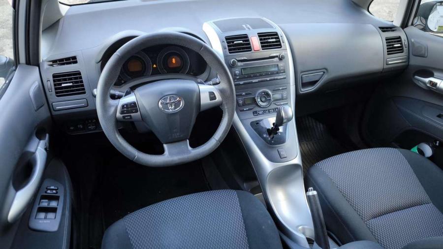 Grey Toyota Auris 2010 in Vilnius, with an engine capacity of 1.80 L and mileage of 200 thousand km for 4300 €, photo 13 on AUTOMOTO.COM.LV
