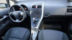 Grey Toyota Auris 2010 in Vilnius, with an engine capacity of 1.80 L and mileage of 200 thousand km for 4300 €, photo 15 on AUTOMOTO.COM.LV