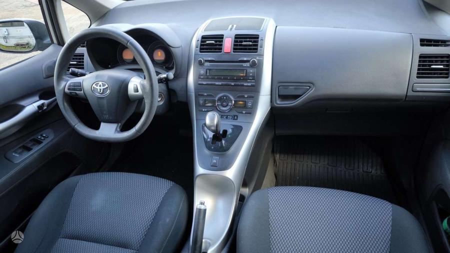 Grey Toyota Auris 2010 in Vilnius, with an engine capacity of 1.80 L and mileage of 200 thousand km for 4300 €, photo 15 on AUTOMOTO.COM.LV