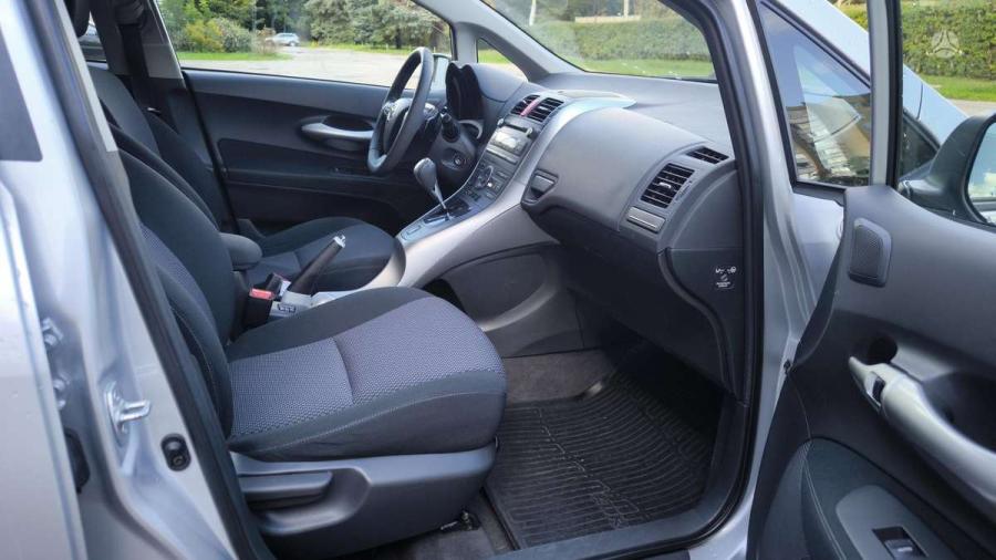 Grey Toyota Auris 2010 in Vilnius, with an engine capacity of 1.80 L and mileage of 200 thousand km for 4300 €, photo 16 on AUTOMOTO.COM.LV
