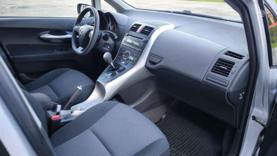 Grey Toyota Auris 2010 in Vilnius, with an engine capacity of 1.80 L and mileage of 200 thousand km for 4300 €, photo 17 on AUTOMOTO.COM.LV