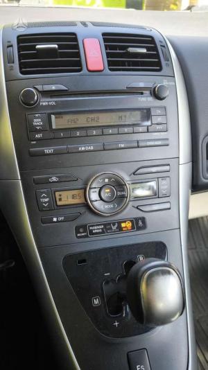 Grey Toyota Auris 2010 in Vilnius, with an engine capacity of 1.80 L and mileage of 200 thousand km for 4300 €, photo 22 on AUTOMOTO.COM.LV
