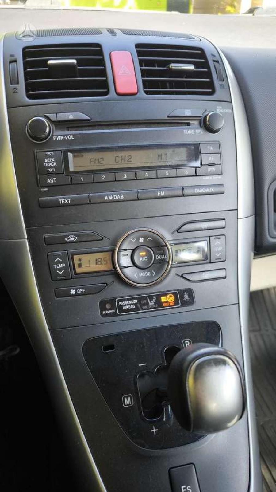 Grey Toyota Auris 2010 in Vilnius, with an engine capacity of 1.80 L and mileage of 200 thousand km for 4300 €, photo 22 on AUTOMOTO.COM.LV
