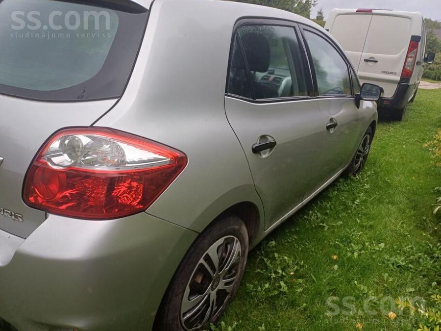 Grey Toyota Auris 2010 in Rezekne, with an engine capacity of 1.30 L and mileage of 207 thousand km for 2300 €, photo 5 on AUTOMOTO.COM.LV