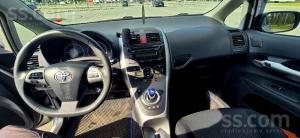 Grey Toyota Auris 2010 in Riga, with an engine capacity of 1.80 L and mileage of 272 thousand km for 5500 €, photo 3 on AUTOMOTO.COM.LV
