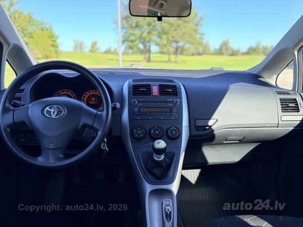 Pelēks Toyota Auris 2010 Tallina, ar dzinēja tilpumu 1.60 L un nobraukumu 73 tūkst. km par 3900 €, foto 8 vietnē AUTOMOTO.COM.LV