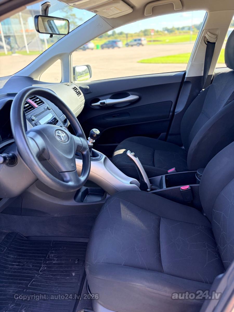 Pelēks Toyota Auris 2010 Tallina, ar dzinēja tilpumu 1.60 L un nobraukumu 73 tūkst. km par 3900 €, foto 9 vietnē AUTOMOTO.COM.LV