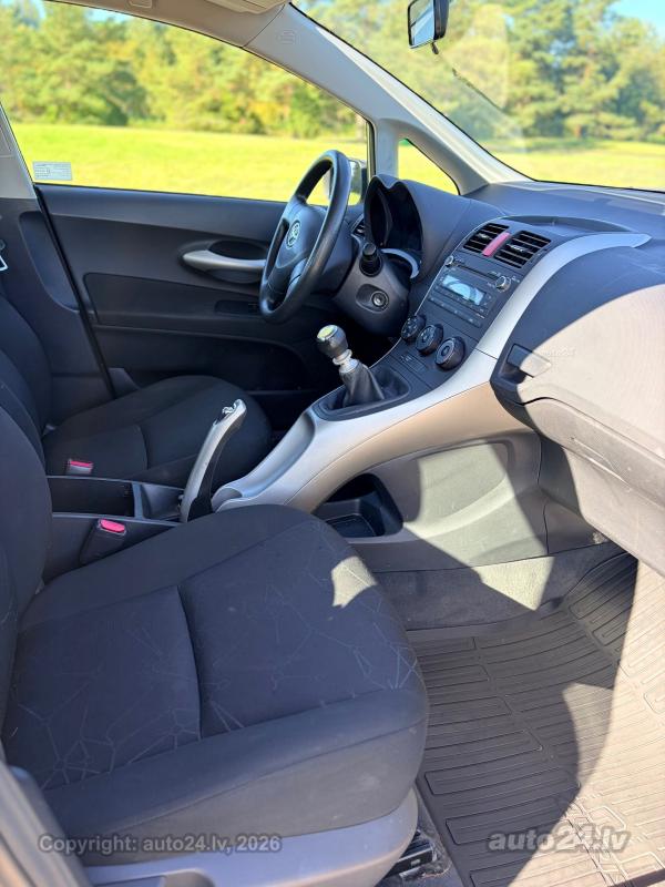 Pelēks Toyota Auris 2010 Tallina, ar dzinēja tilpumu 1.60 L un nobraukumu 73 tūkst. km par 3900 €, foto 10 vietnē AUTOMOTO.COM.LV
