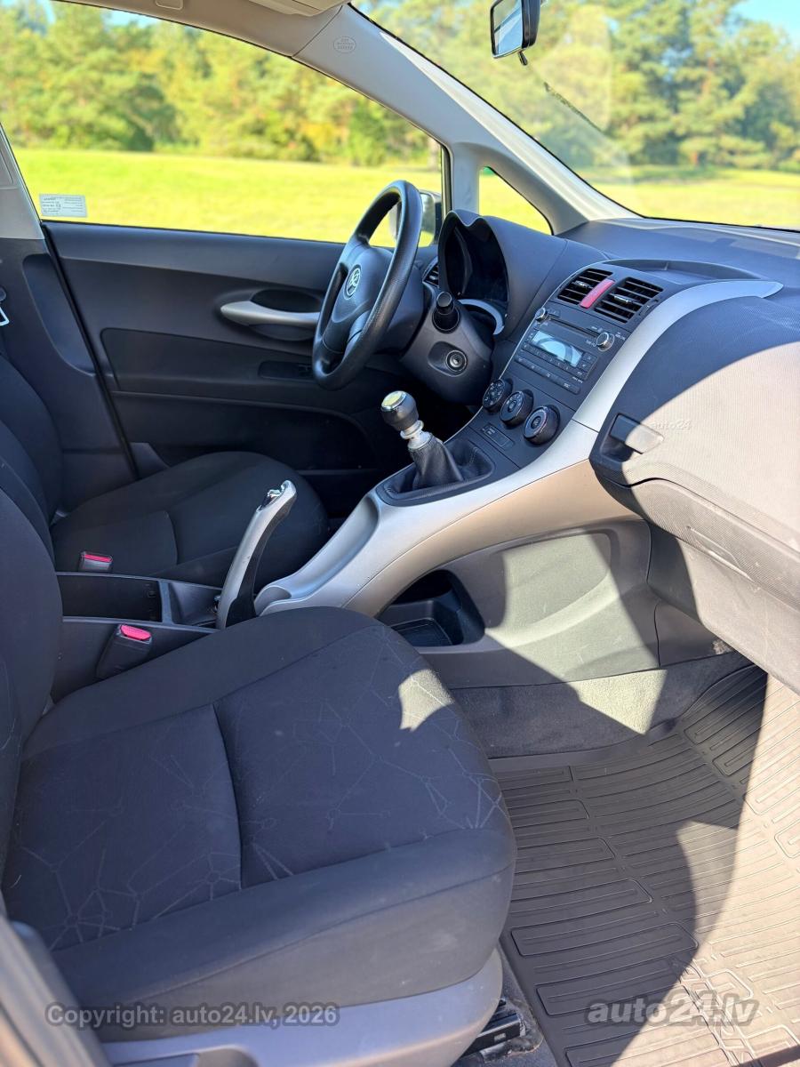 Pelēks Toyota Auris 2010 Tallina, ar dzinēja tilpumu 1.60 L un nobraukumu 73 tūkst. km par 3900 €, foto 10 vietnē AUTOMOTO.COM.LV
