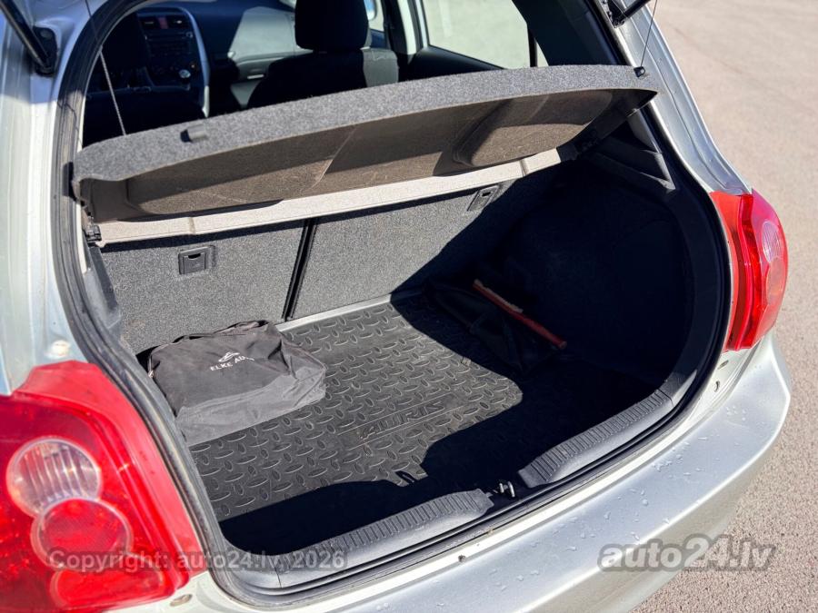Pelēks Toyota Auris 2010 Tallina, ar dzinēja tilpumu 1.60 L un nobraukumu 73 tūkst. km par 3900 €, foto 12 vietnē AUTOMOTO.COM.LV