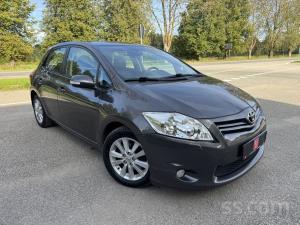 Grey Toyota Auris 2010 in Ogre, with an engine capacity of 2.00 L and mileage of 191 thousand km for 4800 €, photo 3 on AUTOMOTO.COM.LV
