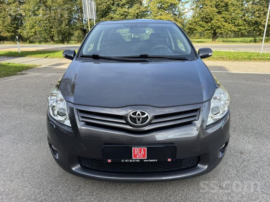 Grey Toyota Auris 2010 in Ogre, with an engine capacity of 2.00 L and mileage of 191 thousand km for 4800 €, photo 4 on AUTOMOTO.COM.LV