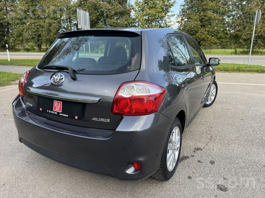Grey Toyota Auris 2010 in Ogre, with an engine capacity of 2.00 L and mileage of 191 thousand km for 4800 €, photo 9 on AUTOMOTO.COM.LV