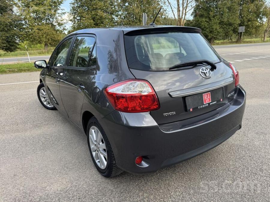 Grey Toyota Auris 2010 in Ogre, with an engine capacity of 2.00 L and mileage of 191 thousand km for 4800 €, photo 12 on AUTOMOTO.COM.LV